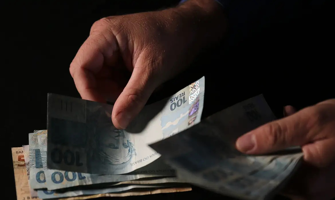 IBGE: desemprego no Brasil segue em 5,4%, o menor nível em 14 anos
